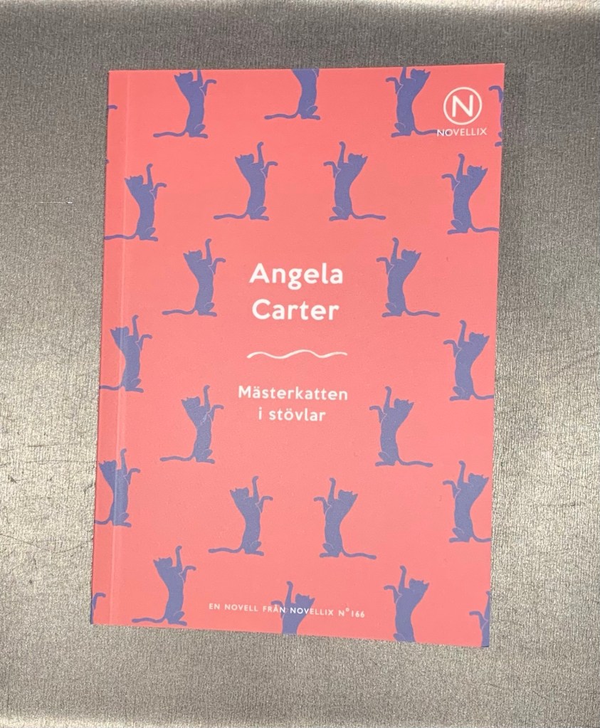Lucka 20: Mästerkatten i stövlar (1979) av Angela Carter – bokologen.se